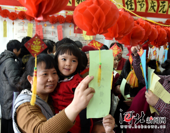 石家庄市绿家社区居民猜灯谜迎元宵节 图 河北 赵永辉 凤凰资讯