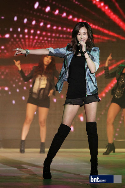 组图：4minute朴宰范等靓装出演SGC新型时装秀_音乐频道_凤凰网