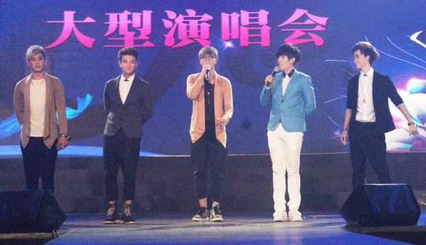 0086男团亮相襄阳演唱会 别样魅力展现舞台实力 _音乐频道_凤凰网