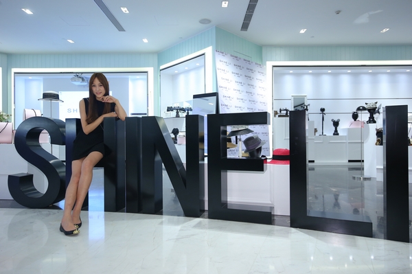 SHINE LI帽饰品牌北京老佛爷百货店闪耀开幕|SHINE LI_凤凰时尚