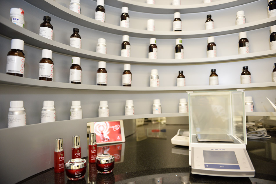 Olay新加坡研发中心实验室之旅_商业频道_凤凰网